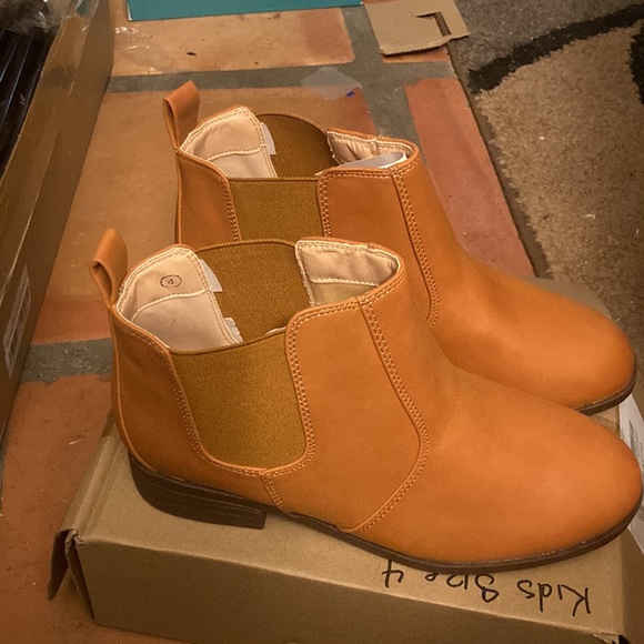 Zby | Shoes | Nib Kids Rounded Toe Boot Size 4 | Poshmark